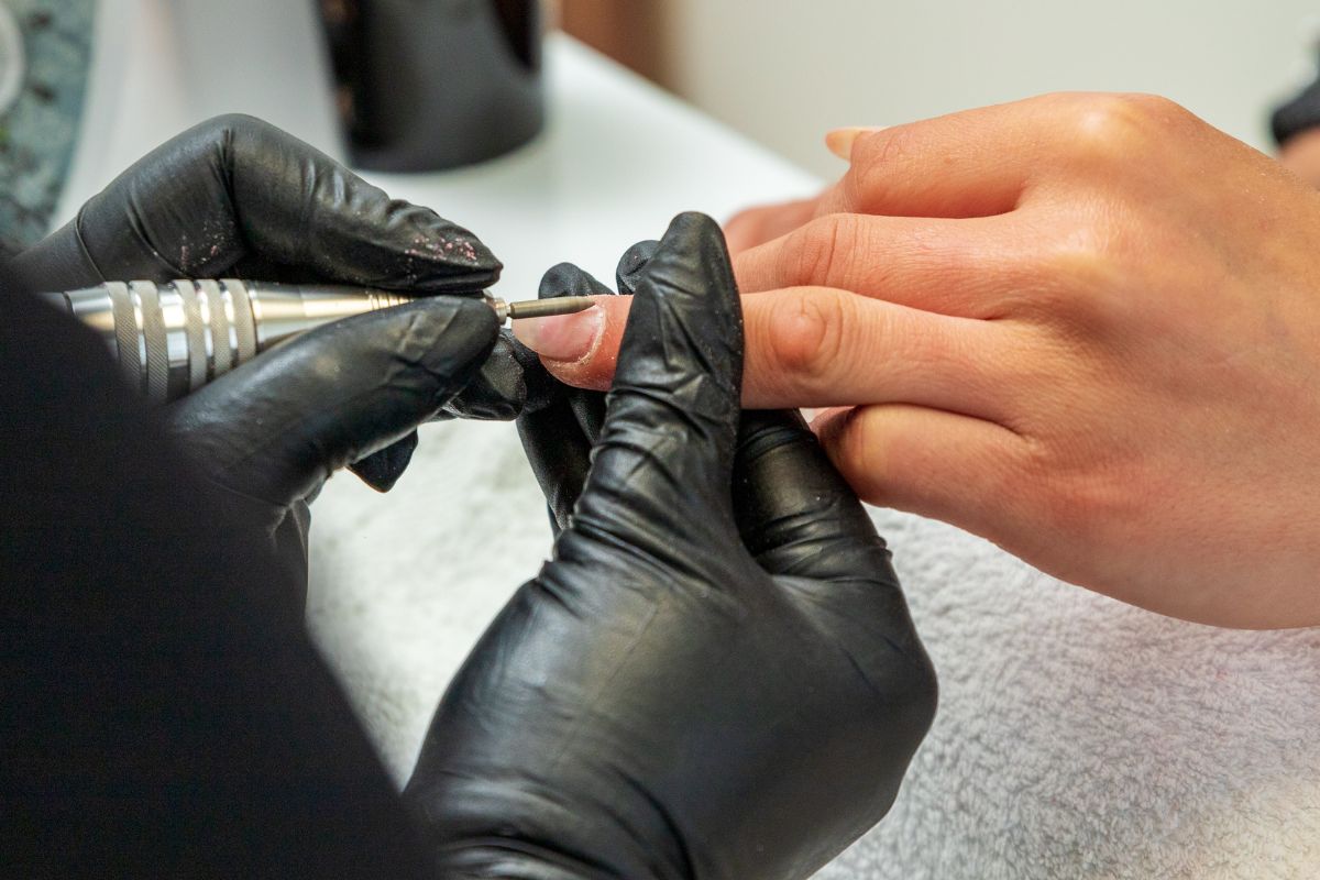 Ongle crochu : que faire pour les redresser (ou les camoufler)